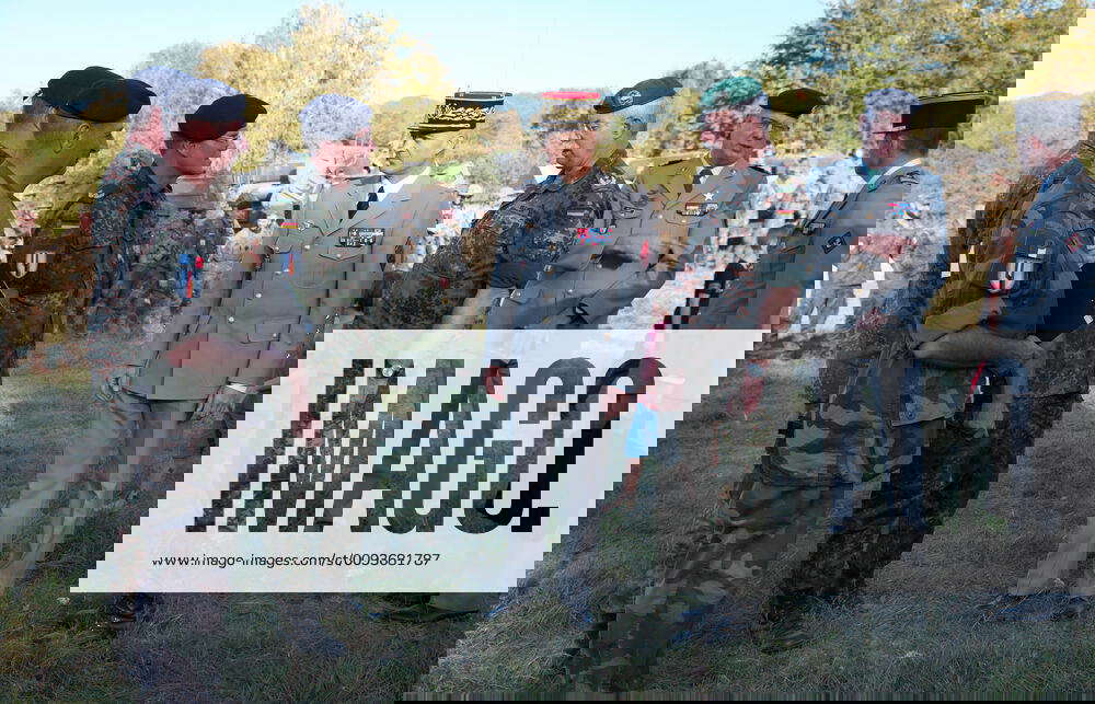 The Inspector of the Army, Lieutenant General Jörg Vollmer middle right ...