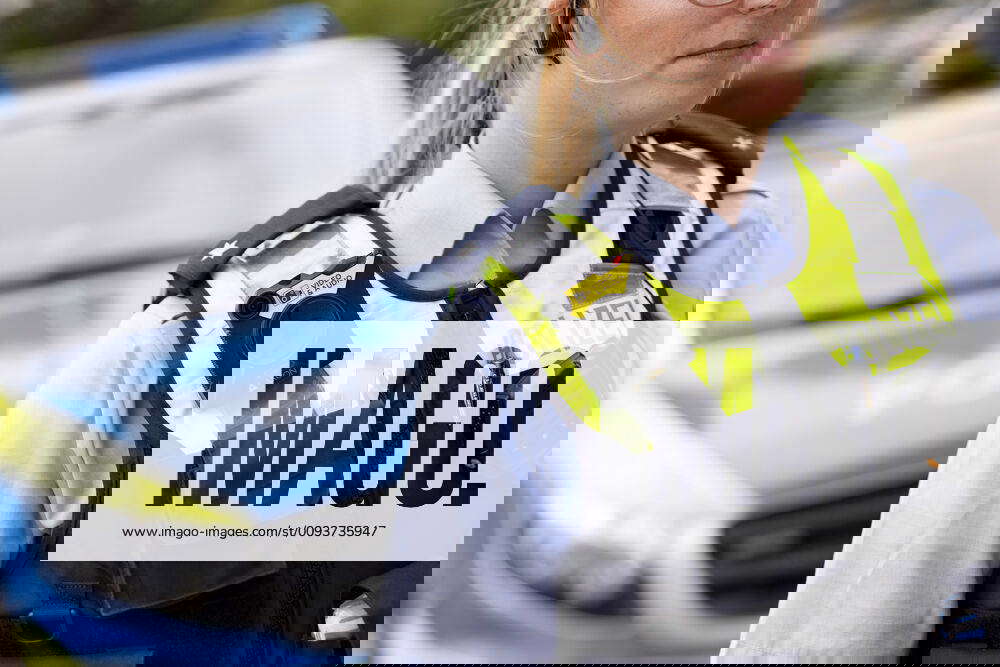 Polizistin mit Bodycam bei der Vorstellung der Body-Cams für Polizisten ...