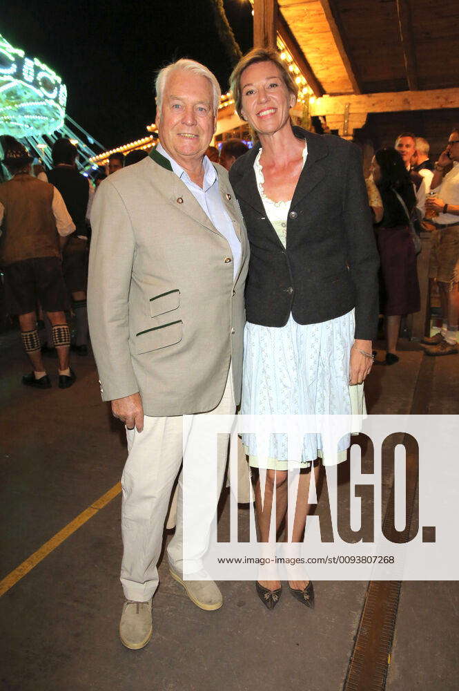 Mark Wössner und Christiane Link in der Käfer Wiesn Schänke auf dem ...