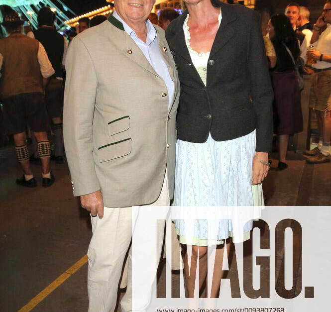 Mark Wössner und Christiane Link in der Käfer Wiesn Schänke auf dem ...