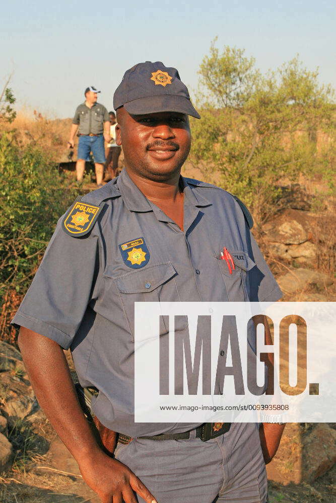 SAPS Police officer with tourists behind him, Scenic route, Mpumalanga ...