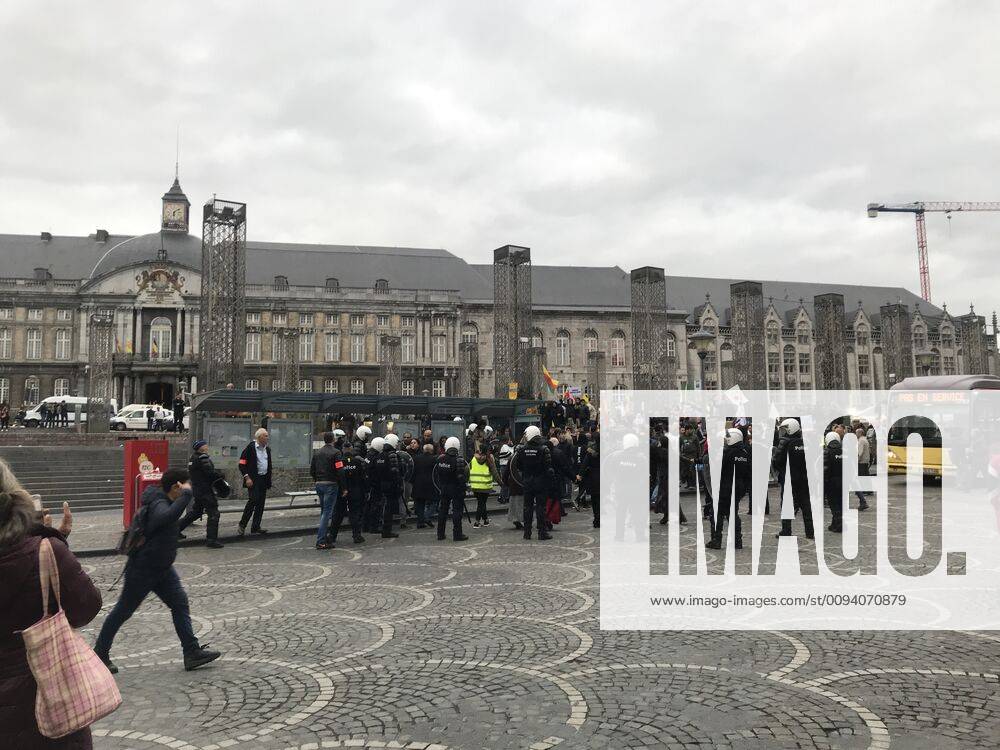 Laura Salamon on the picture regarding the Belga article Une vingtaine ...