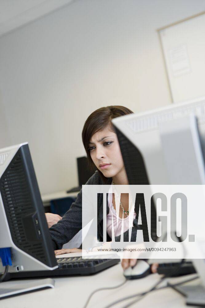 High School Student in Computer Lab, model released, Symbolfoto, property released