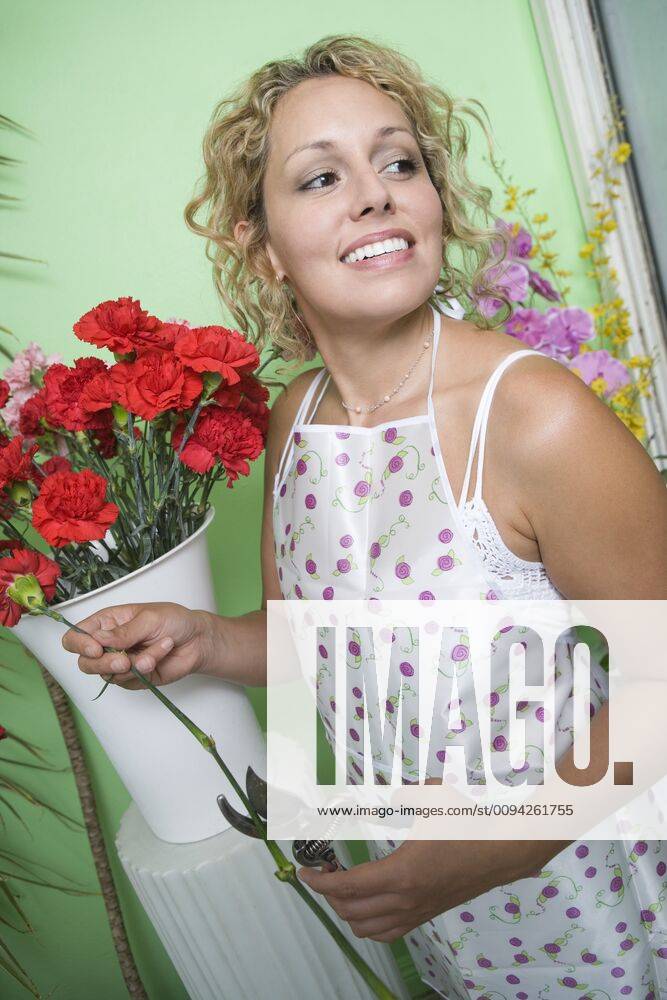 Female florist trimming flowers, model released, Symbolfoto, property ...