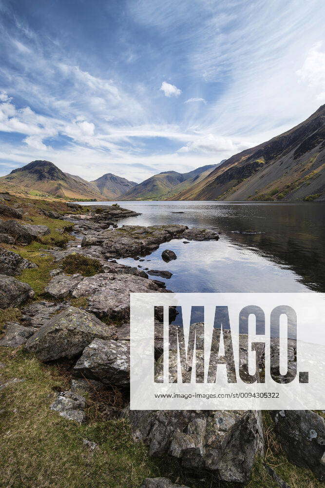 Stunning landscape of Wast Water and Lake District Peaks on Summer day ...