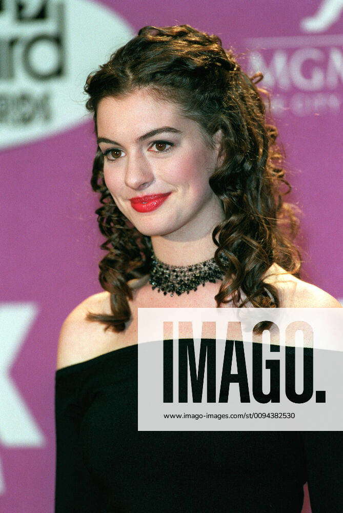 Anne Hathaway Singer Anne Hathaway 13 December 1999 Anne Hathaway ...