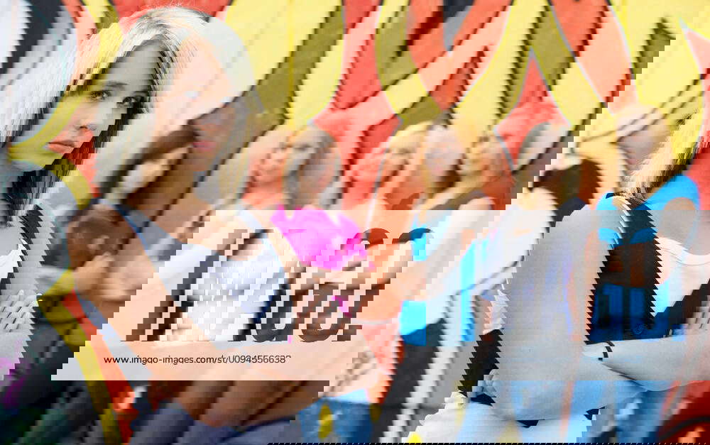 Mädchen mobben einander auf dem Schulhof, MR: Yes McPBEG *** Girls ...