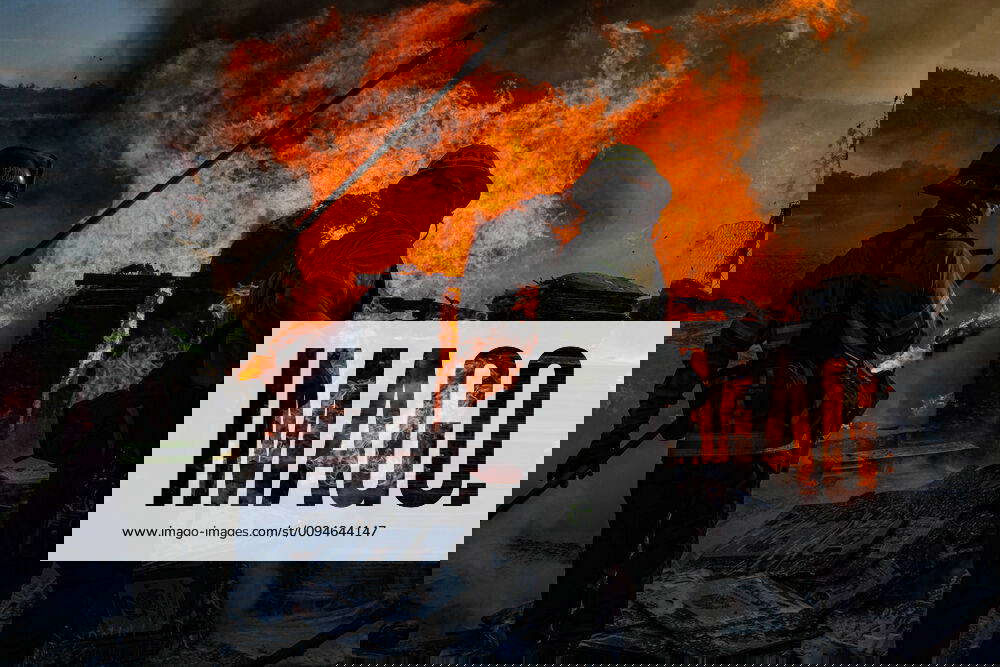 October 30, 2019: The Easy Fire in Simi Valley, CA came dangerously ...