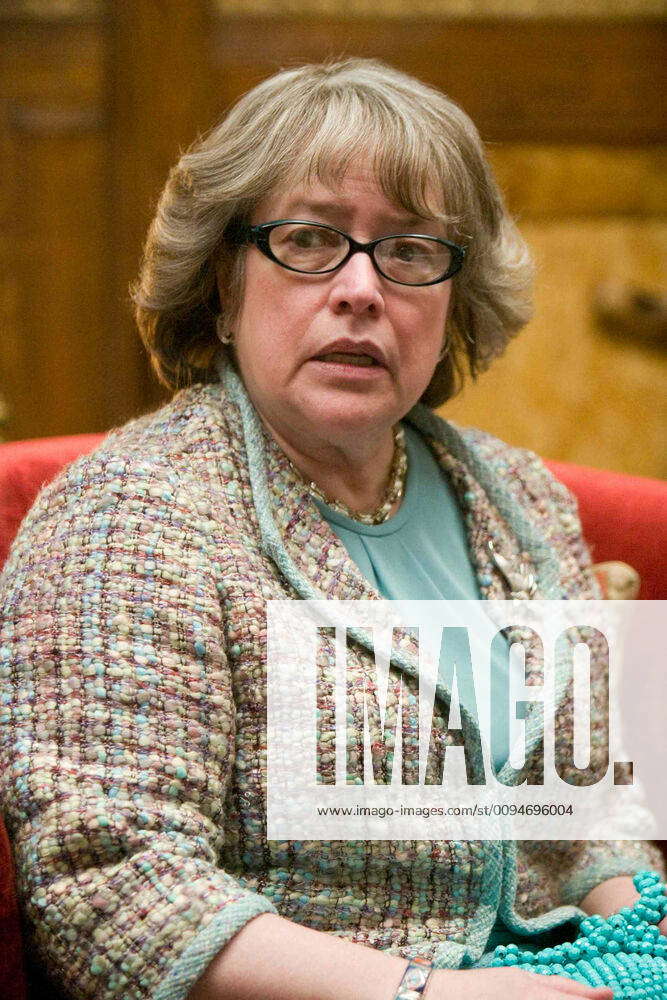 Kathy Bates Characters: Mother Claus Film: Fred Claus (USA 2007 ...