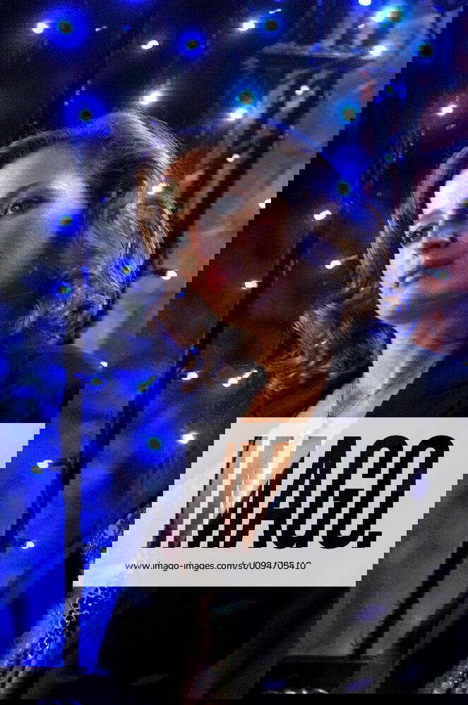 Gillian Anderson Characters: Alice Film: Straightheads (2007) Director ...