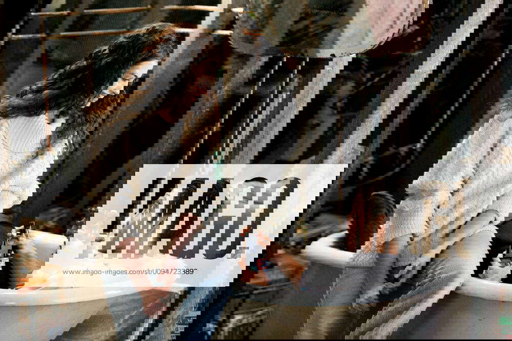 Anne Hathaway & Jake Gyllenhaal Characters: Maggie Murdock, Jamie ...