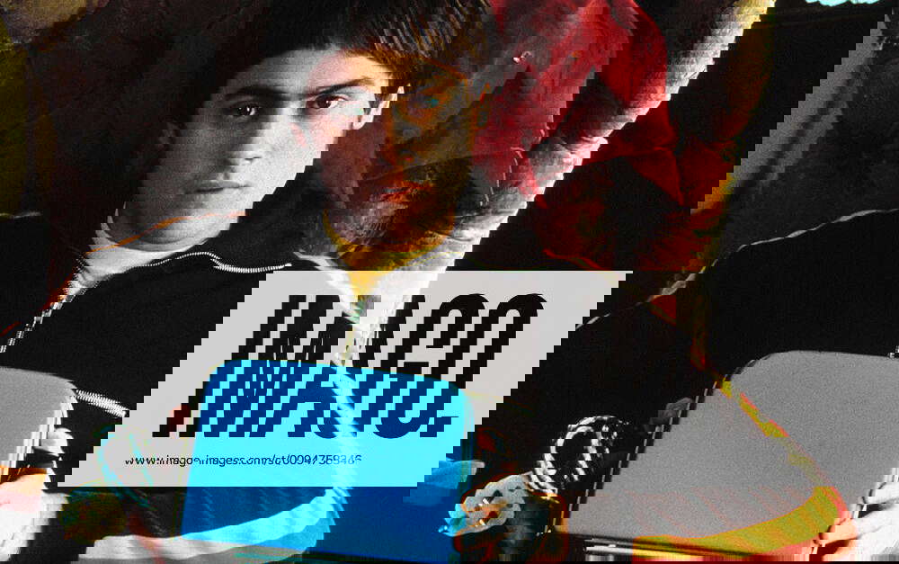 Stuart Townsend Characters: Jez Film: Shooting Fish (1997) Director ...