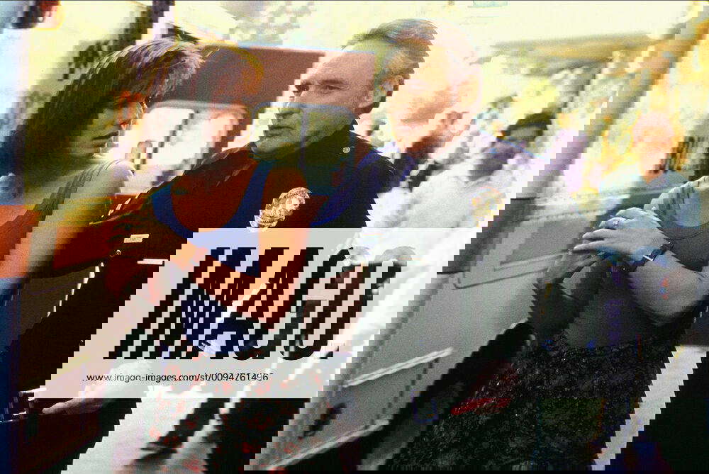 Sandra Bullock & Dennis Hopper Characters: Annie Porter & Howard Payne ...