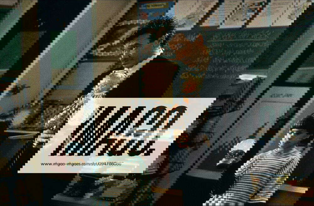 Tim Allen, Eric Lloyd Characters: Scott Calvin, Charlie Calvin Film ...