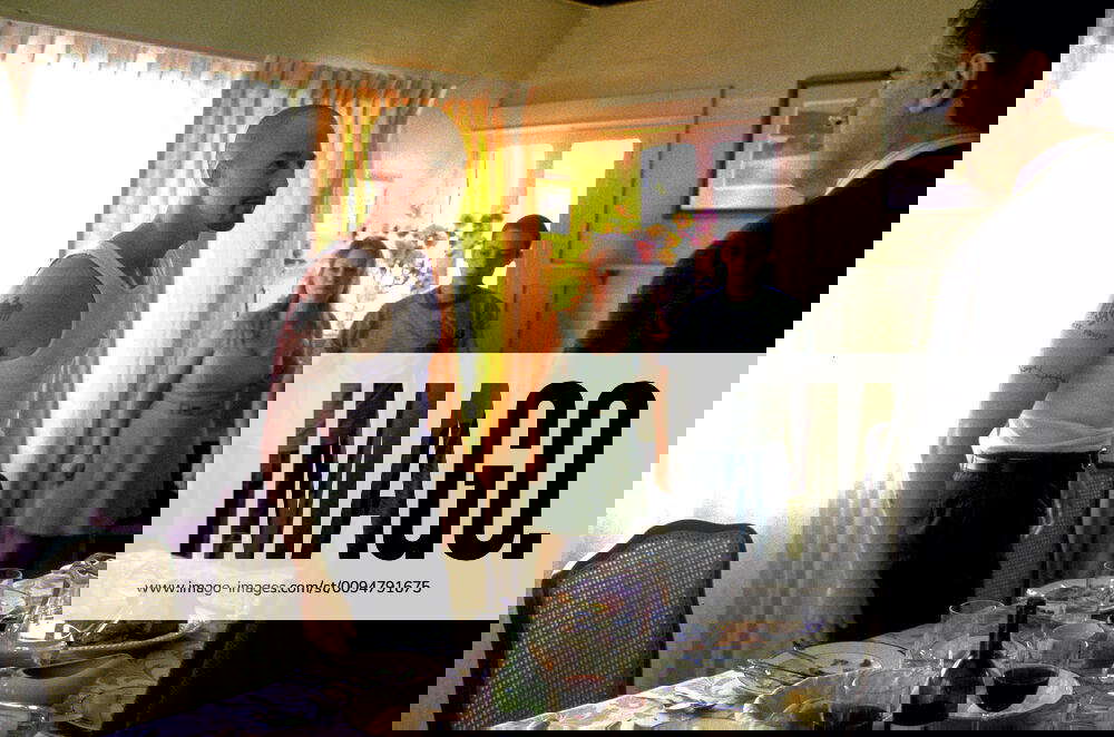 Edward Norton, Beverly D Angelo & Edward Furlong Characters: Derek ...