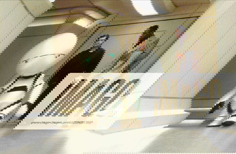 Warwick Davis Martin Freeman & Mos Def Characters: & Ford Prefect Film ...