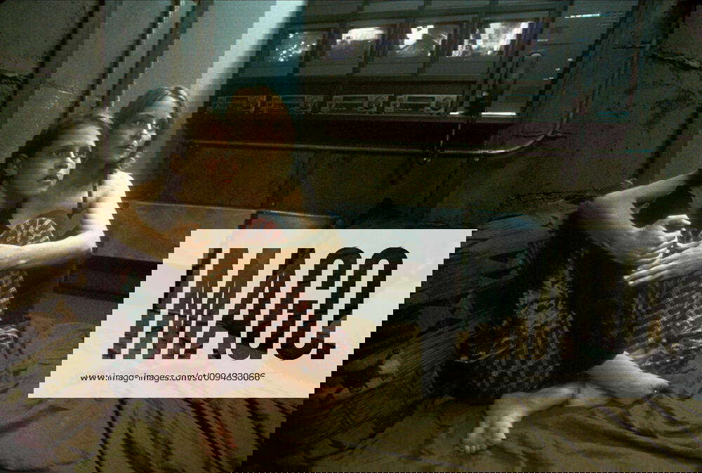 Kristen Stewart & Jodie Foster Characters: Sarah Altman & Meg Altman ...