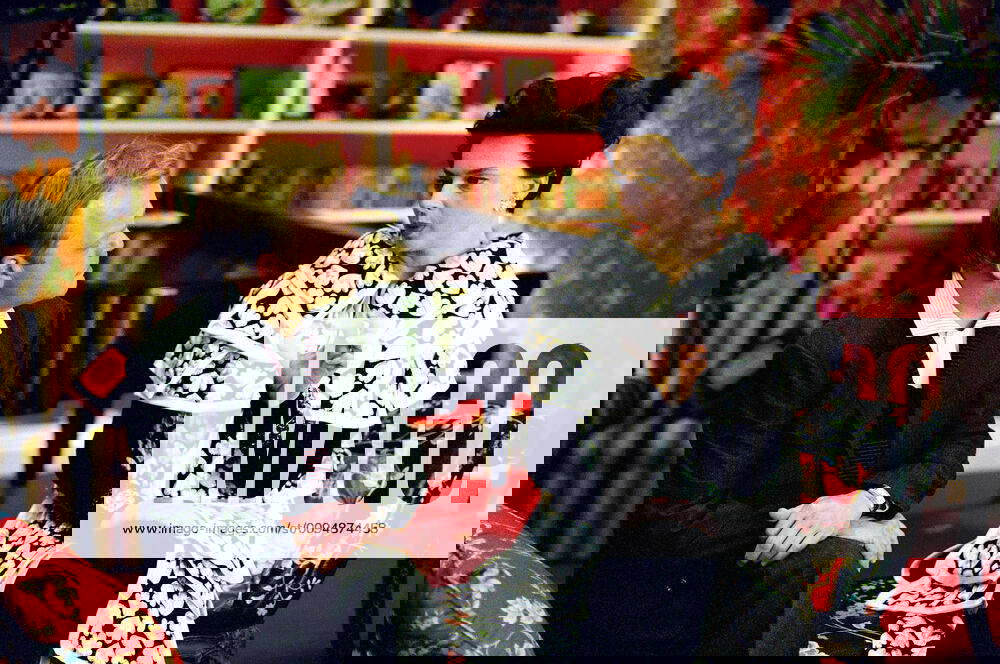 Toby Jones & Isabella Rossellini Characters: Truman Capote & Marella ...