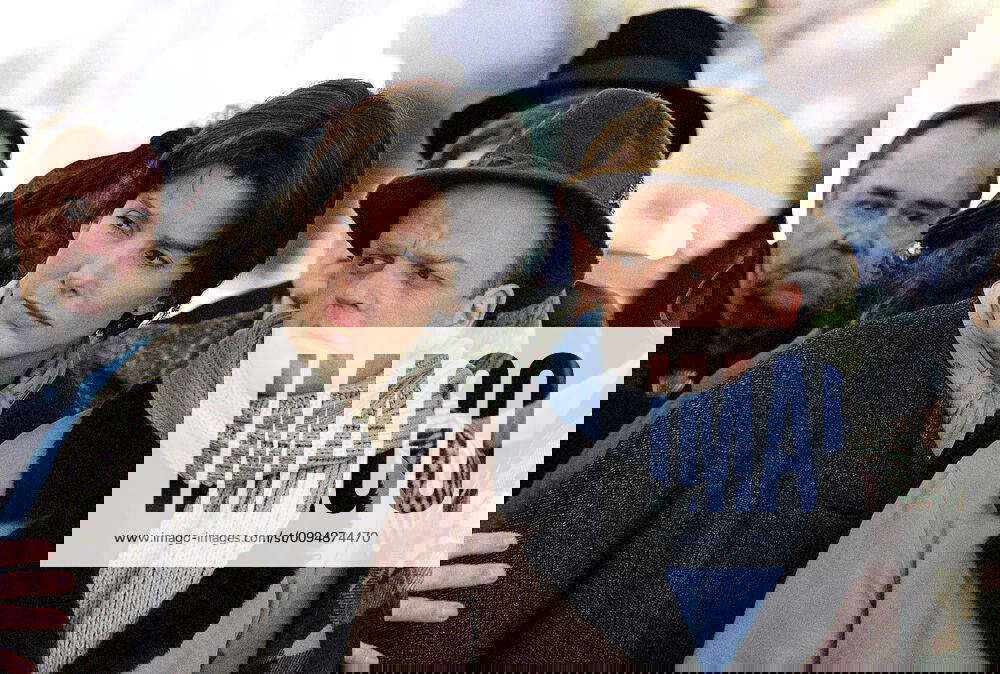 Sandra Bullock & Toby Jones Characters: Nelle Harper Lee & Truman ...