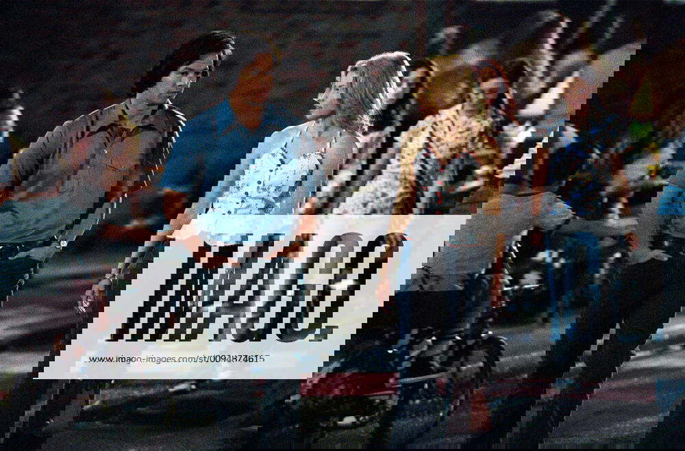 Mark Wahlberg & Elizabeth Banks Characters: Vince Papale & Janet ...