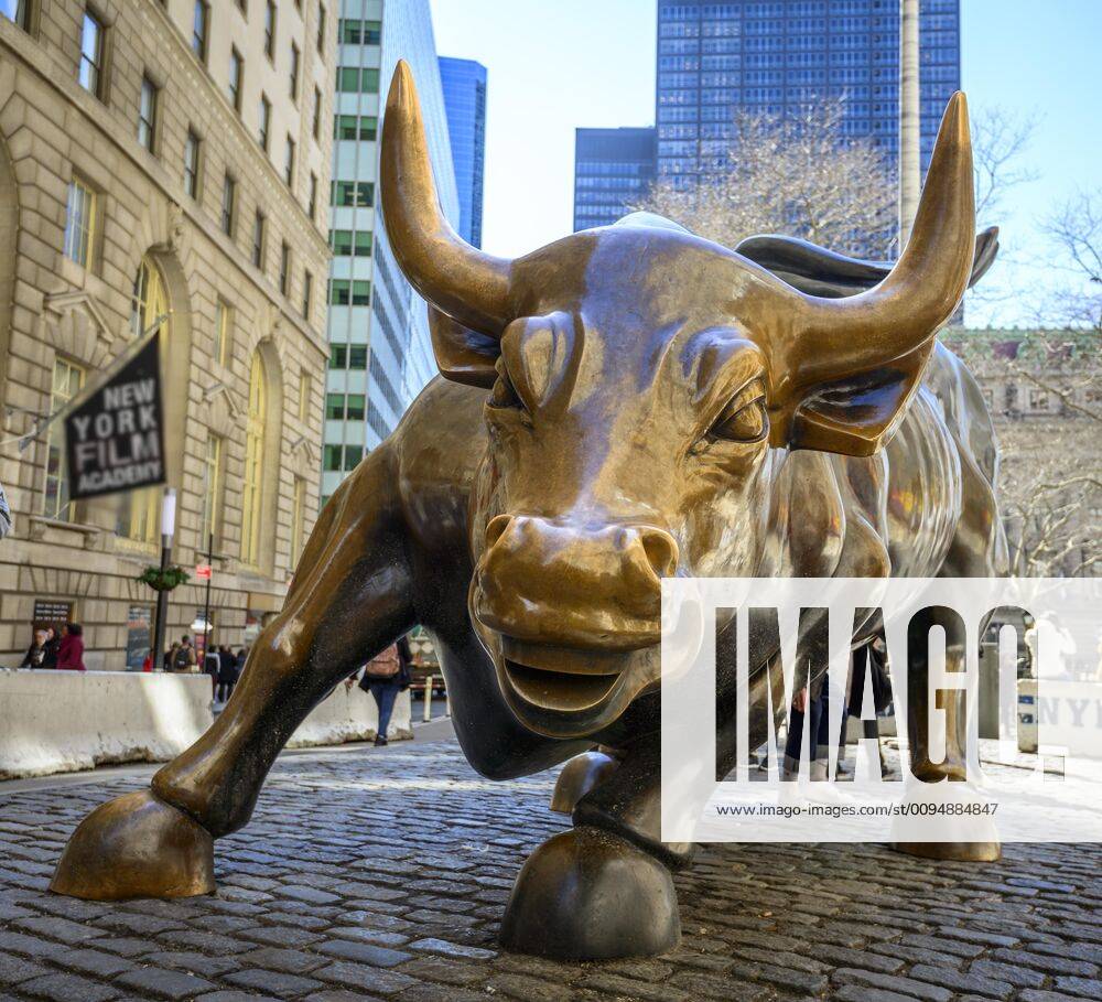 Bull figure in front of the stock exchange, Charging Bull, also Wall Street Bull or Bowling Green
