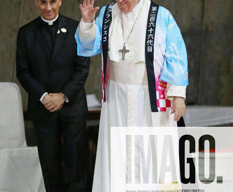 Pope in Japan Pope Francis (R) smiles dressed in a traditional Japanese ...