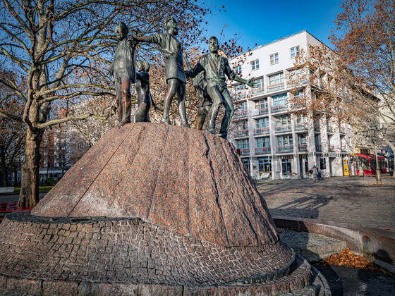 Berlin Mitte OT Wedding Nettelbeckplatz, sculpture, dance on the ...