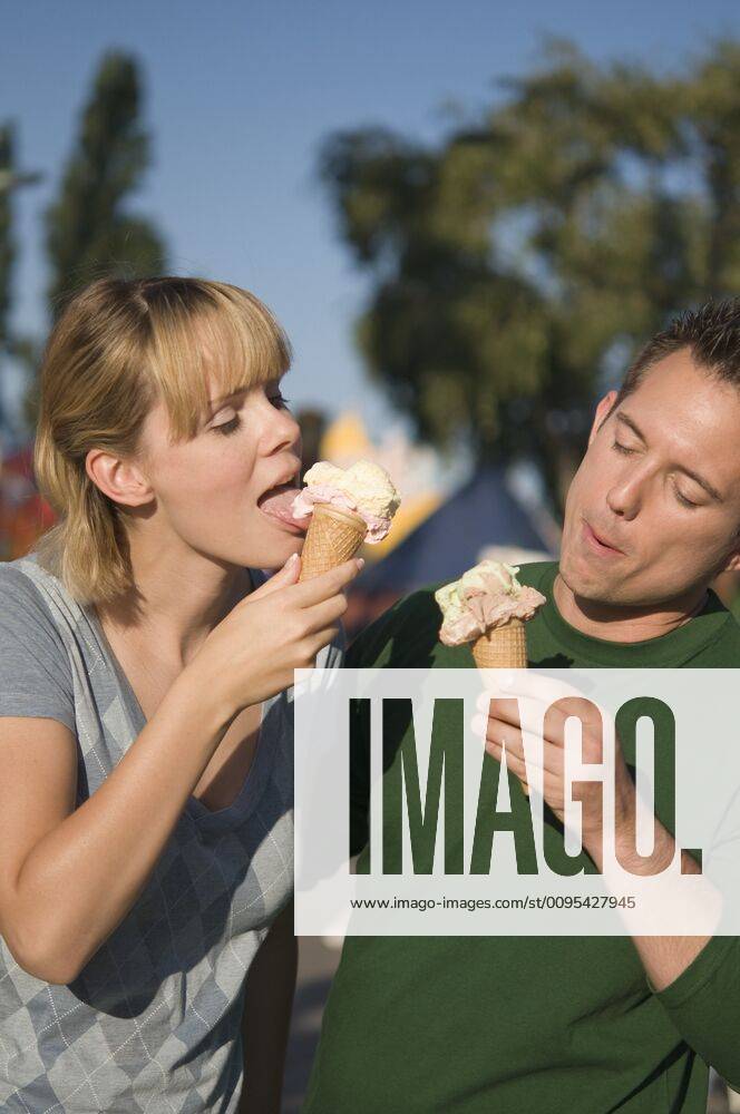 Junges Paar Isst Eis Young Couple Eating Ice Cream Young Couple Eat Ice Cream Young Couple Eat