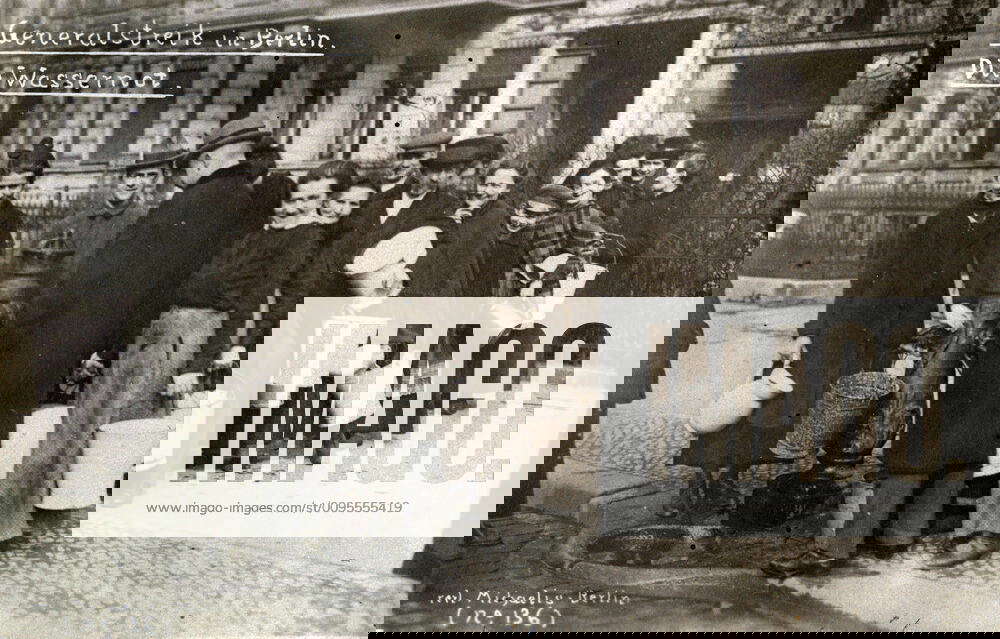 GERMAN REVOLUTION Tail in front of a water point in Berlin during the ...