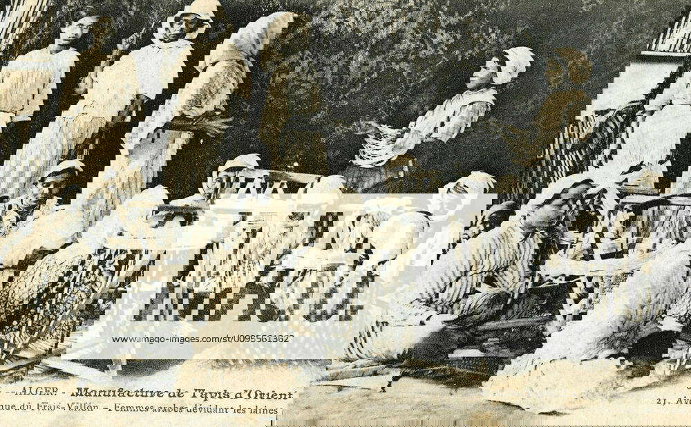 TAPIS années 10 ALGER Manufacture de Tapis dOrient Arab women devidant ...