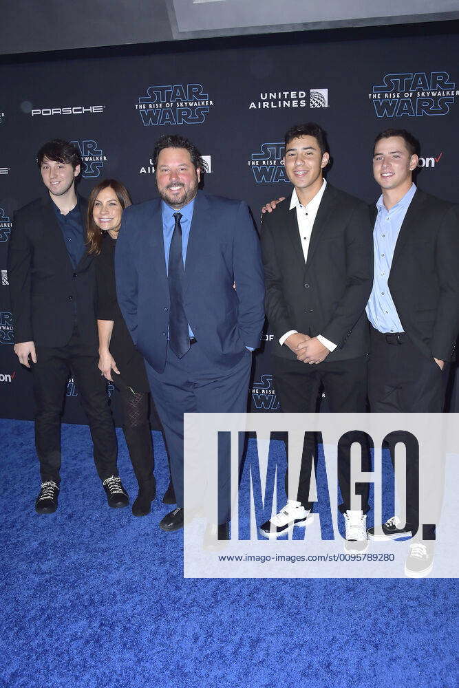 Greg Grunberg with wife Elizabeth Grunberg and sons Jake, Ben and Sam ...