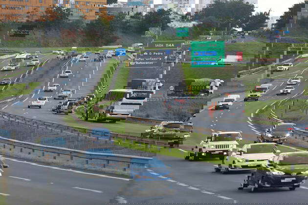 CAMPINAS, SP - 27.12.2019: MOVIMENTO ESTRADA - Movement of cars on the ...