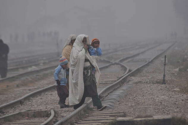 Pakistan: Thick fog engulfs the whole city Pakistani people are busy in ...
