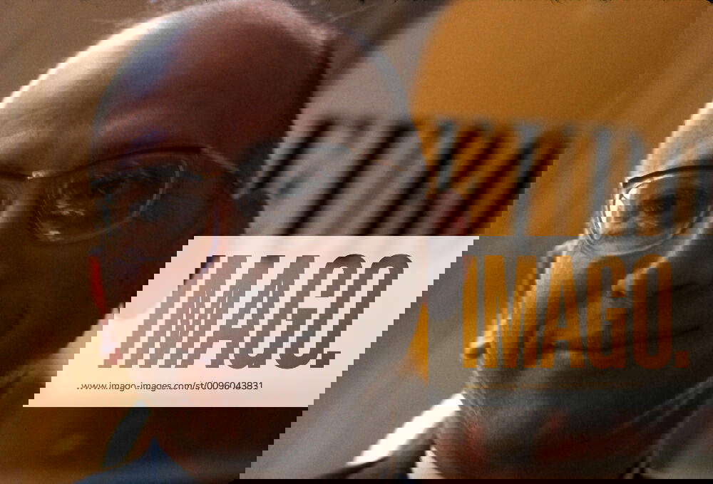 Albert SIMON Albert SIMON ne en 1920 donnant la meteo sur Europe 1 ...