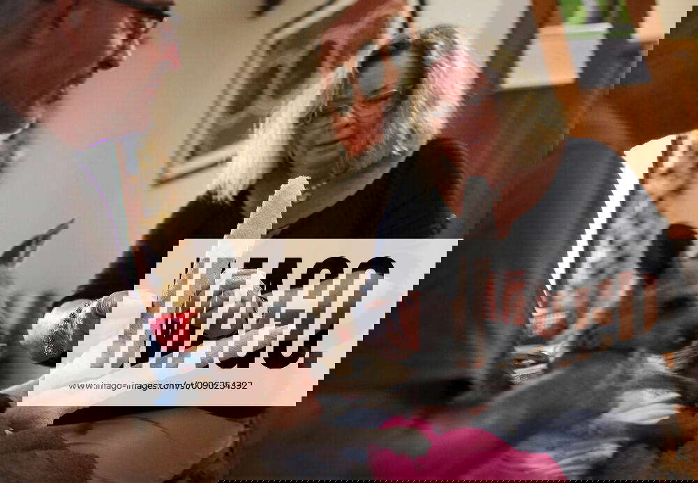 BUSHFIRE ANIMAL RESCUE FEATURE, Qantas, an orphaned Eastern Grey ...