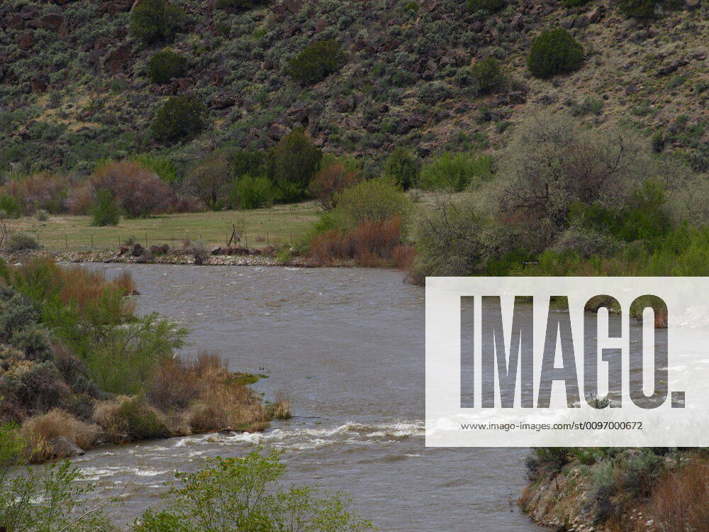 Rio Grande 2 Rio Grande river flowing from Colorado into New Mexico ...
