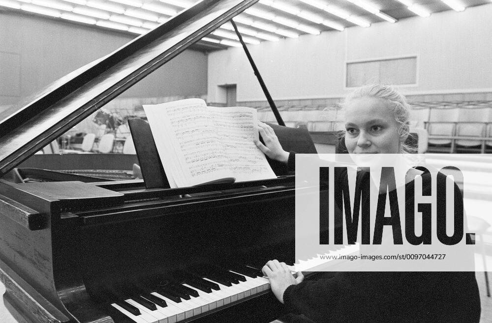 Pianist Siiri Schütz 15 04 1991, Chemnitz, Stadthalle Chemnitz, Culture ...