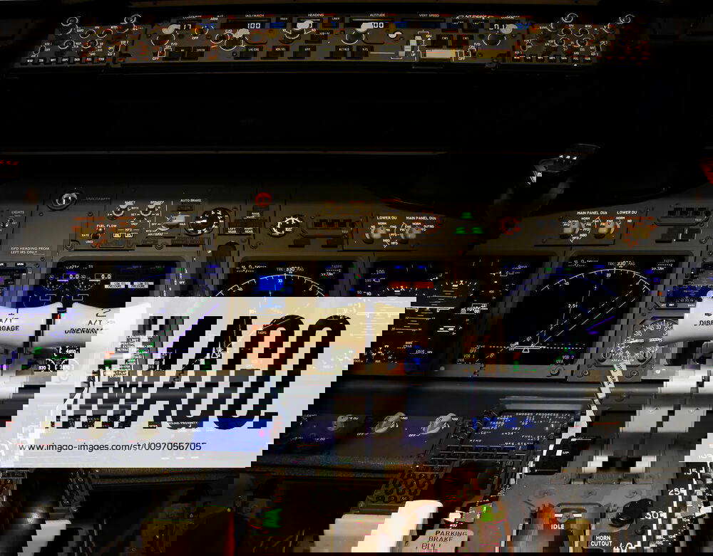 Boeing 737 Cockpit Night