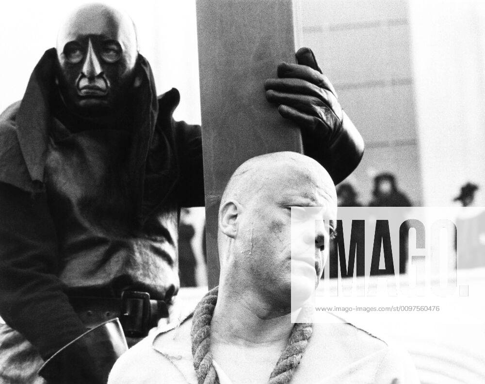 THE DEVILS, Oliver Reed (right), 1971 Courtesy Everett Collection Y