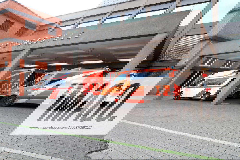 Berlin, Andrang an der Rettungsstelle, Rettungswagen und ...