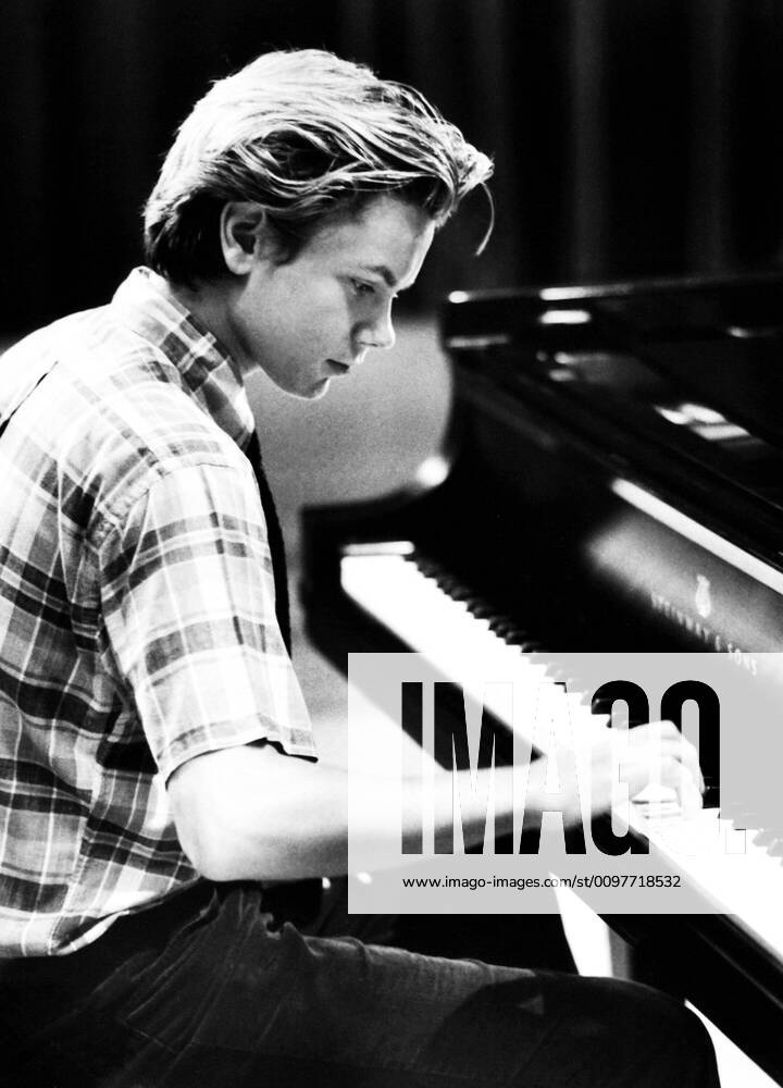 RUNNING ON EMPTY, River Phoenix, 1988, Warner Brothers courtesy Everett ...