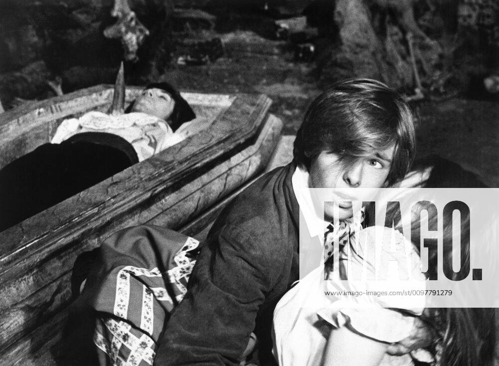 VAMPIRE CIRCUS, John Moulder-Brown (center right), Lynne Frederick ...