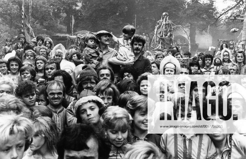 WILLOW, center l-r: Mark Vande Brake, Ron Howard, Dawn Downing, George Lucas on set with cast