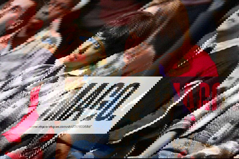 ALL EYEZ ON ME, center: Kat Graham as Jada Pinkett, 2017. ph: Quantrell ...