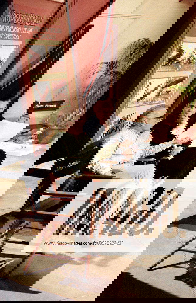 THE AVIATOR, director Martin Scorsese, Leonardo DiCaprio on set, 2004 ...