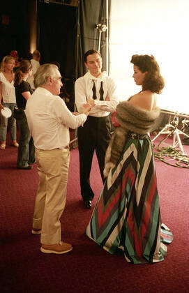 THE AVIATOR, director Martin Scorsese, Leonardo DiCaprio on set, 2004 ...