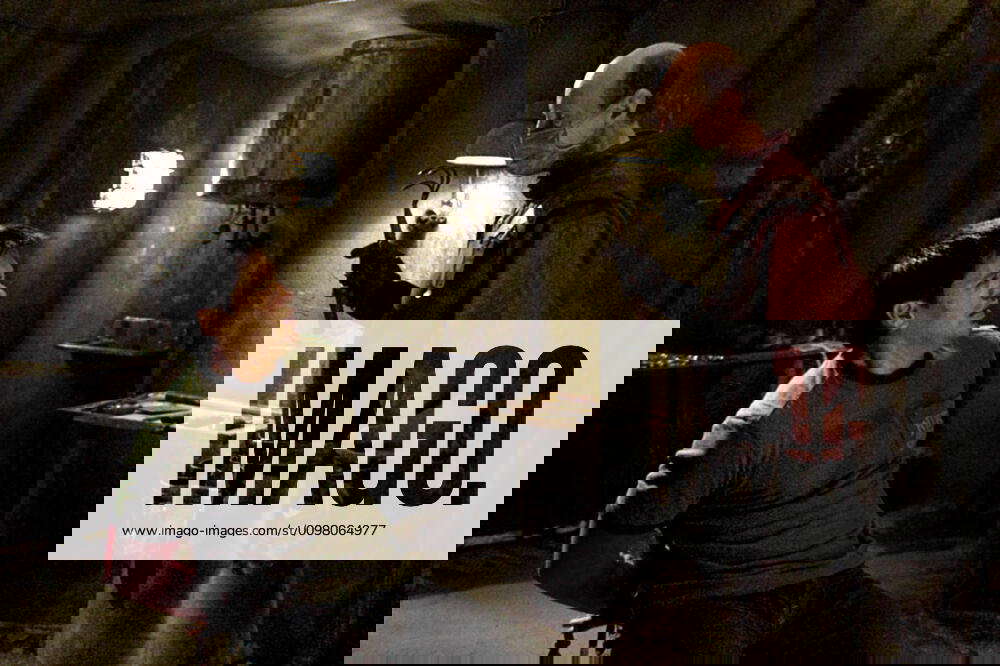 HOSTEL, Jay Hernandez, Petr Janis, 2005, Screen Gems Courtesy Everett ...