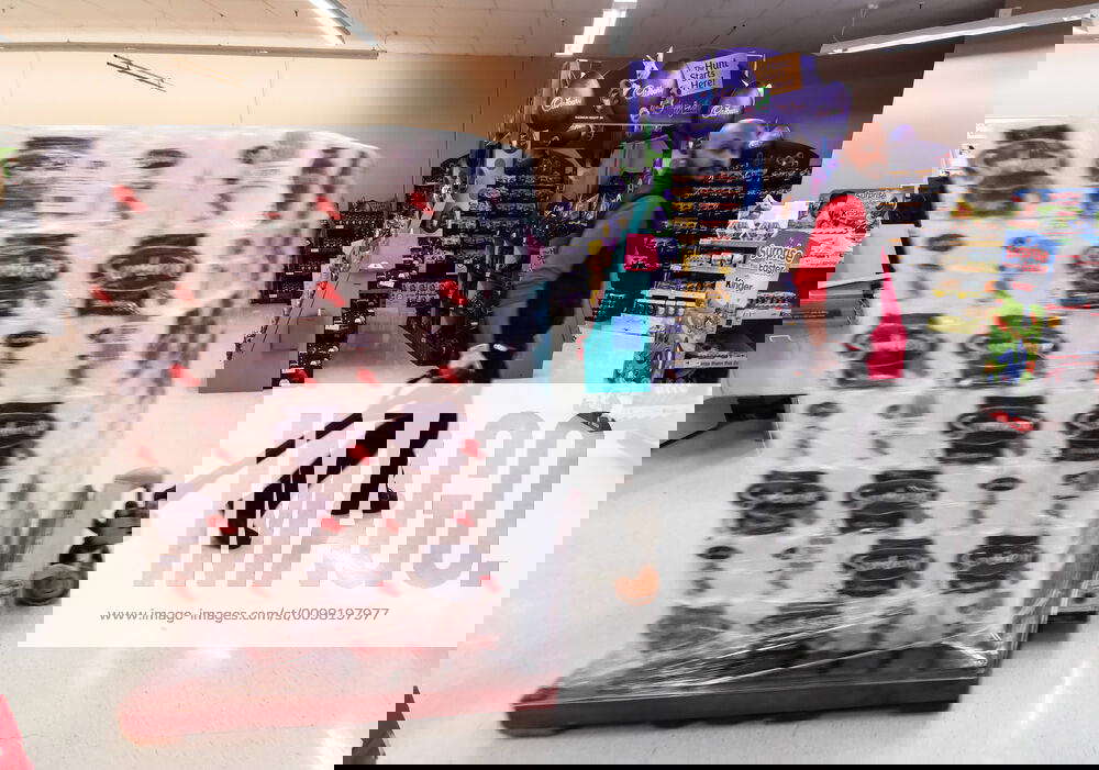 COLES EPPING TOILET PAPER QUEUE, People queueing for a deliver of ...