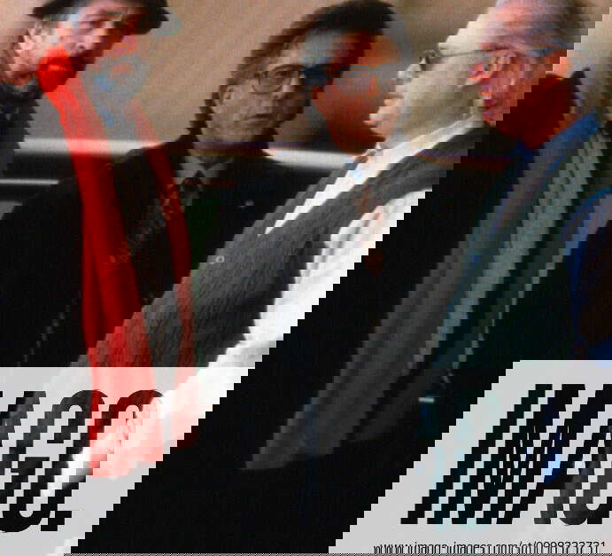 WAG THE DOG, Robert De Niro, Dustin Hoffman, director Barry Levinson ...