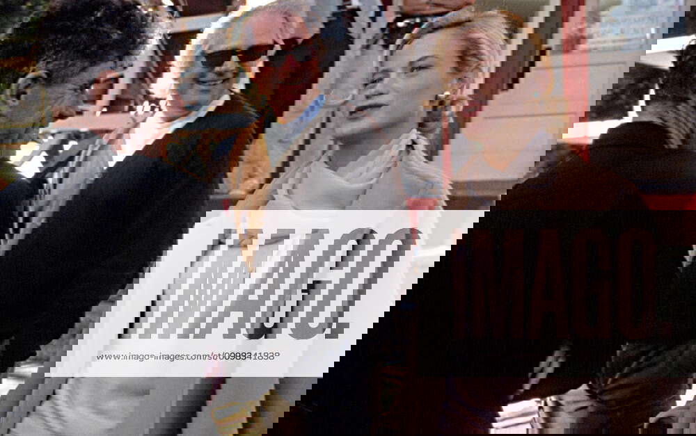 LIBERTY HEIGHTS, Barry Levinson, directing Carolyn Murphy in a scene ...